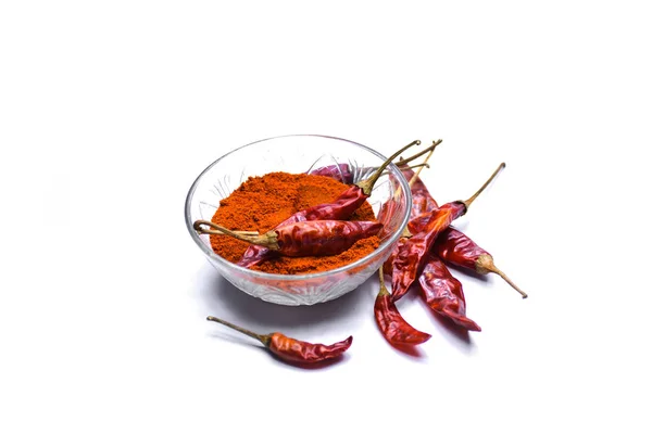 Chili rojo indio con polvo en un tazón aislado sobre fondo blanco 2023