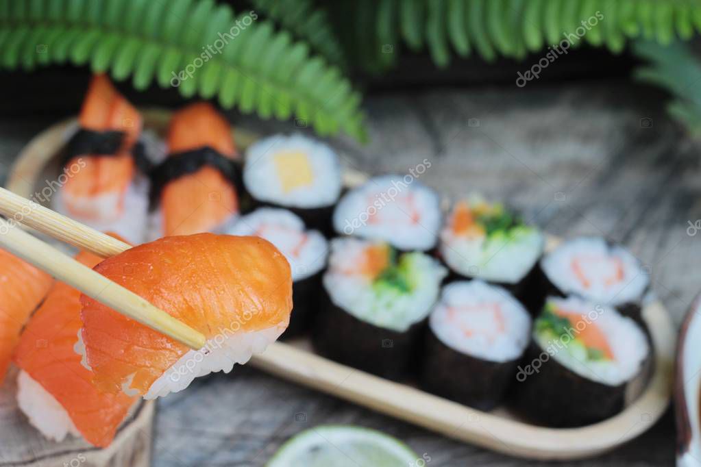 El sushi de salmón es delicioso, comida tradicional japonesa. 2023