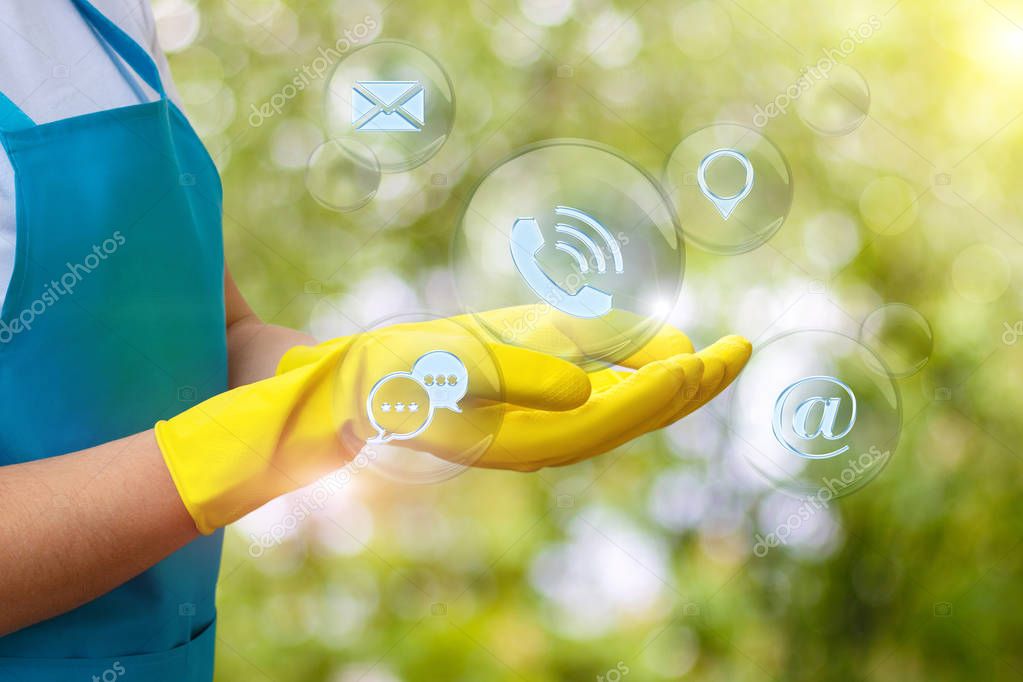 La señora de la limpieza muestra el icono de llamada y contactos . 2023