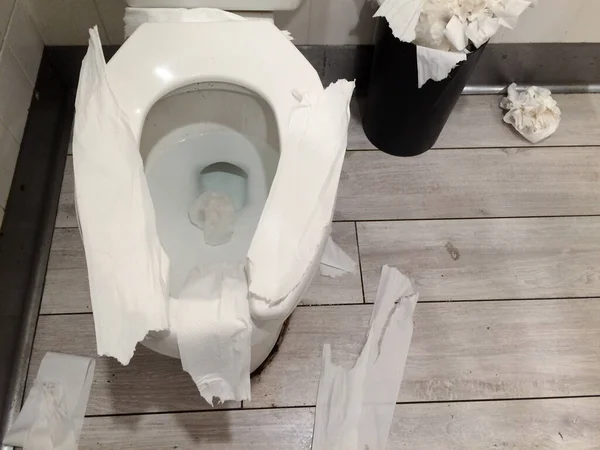 Inodoro roto de reparación fotos de stock, imágenes de Inodoro roto de ...