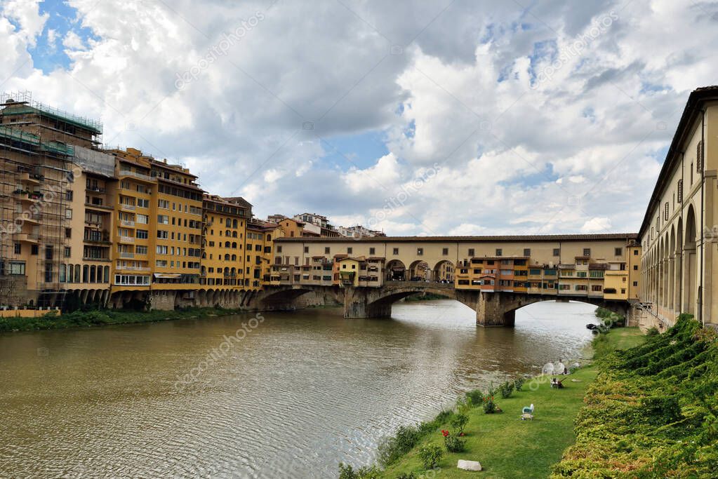 Vista del puente de piedra medieval Ponte Vecchio y el río Arno desde ...