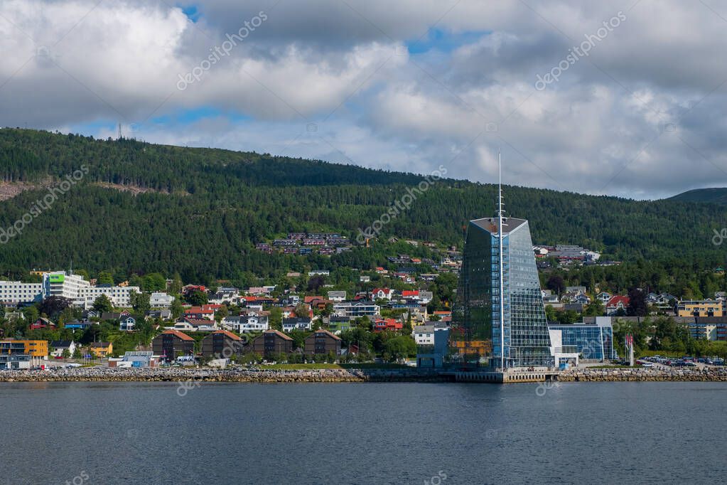Molde, Noruega - julio 2019. Arquitectura moderna en el fondo de ...
