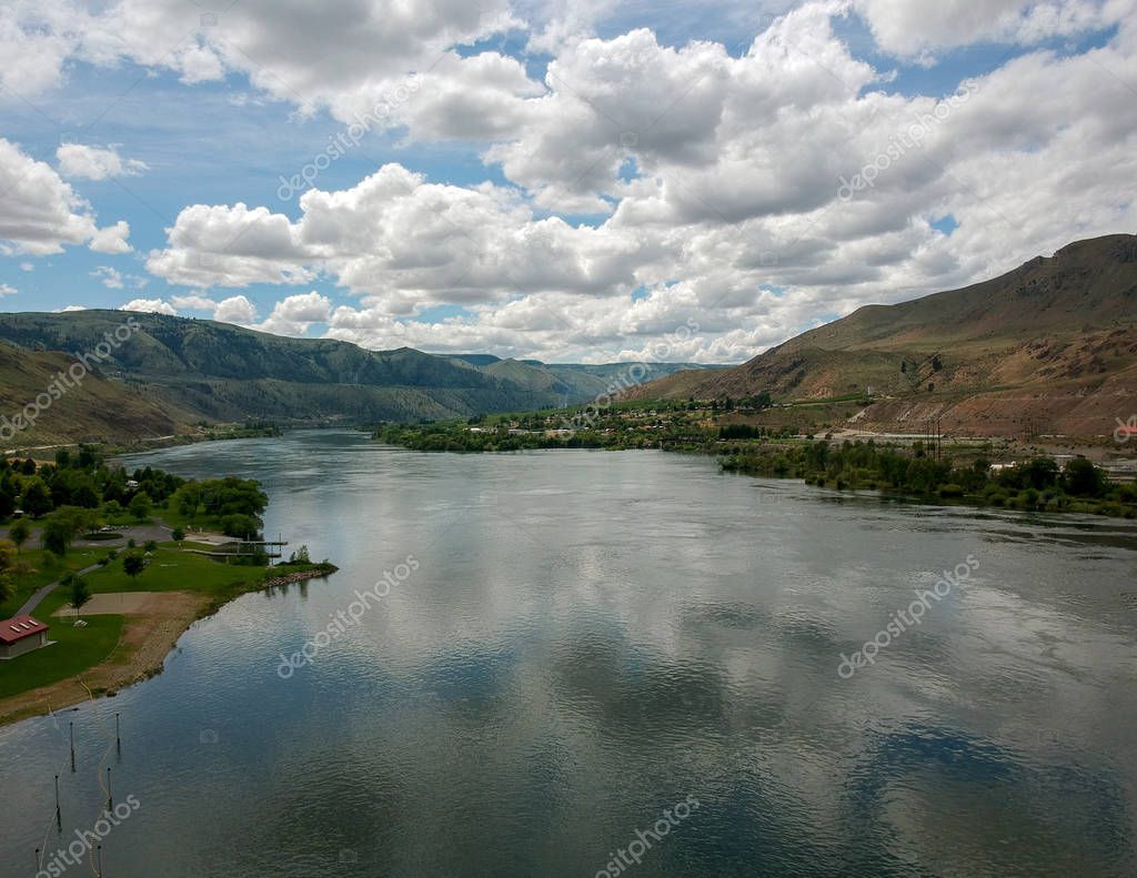 Fotografía aérea notable de Beebe Bridge Park con un cielo azul claro y ...