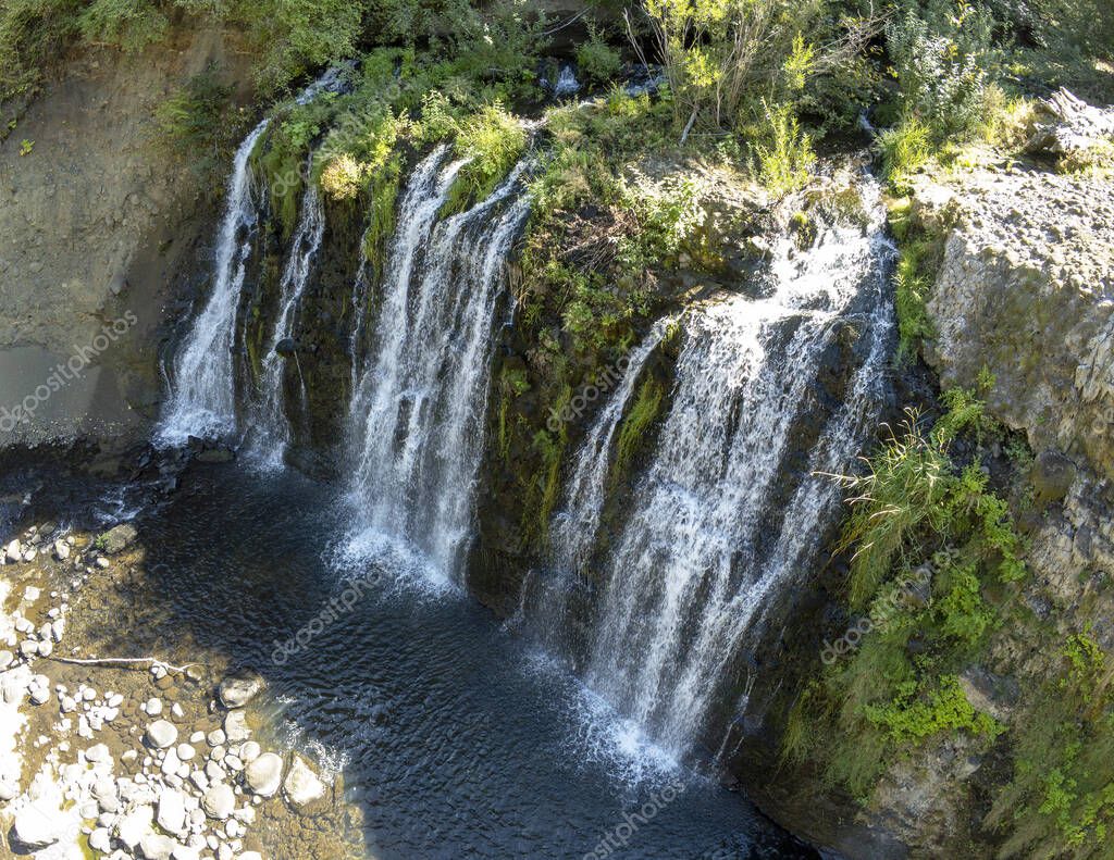 Impresionante toma aérea de Upper Rock Creek Falls sumergiéndose sobre ...
