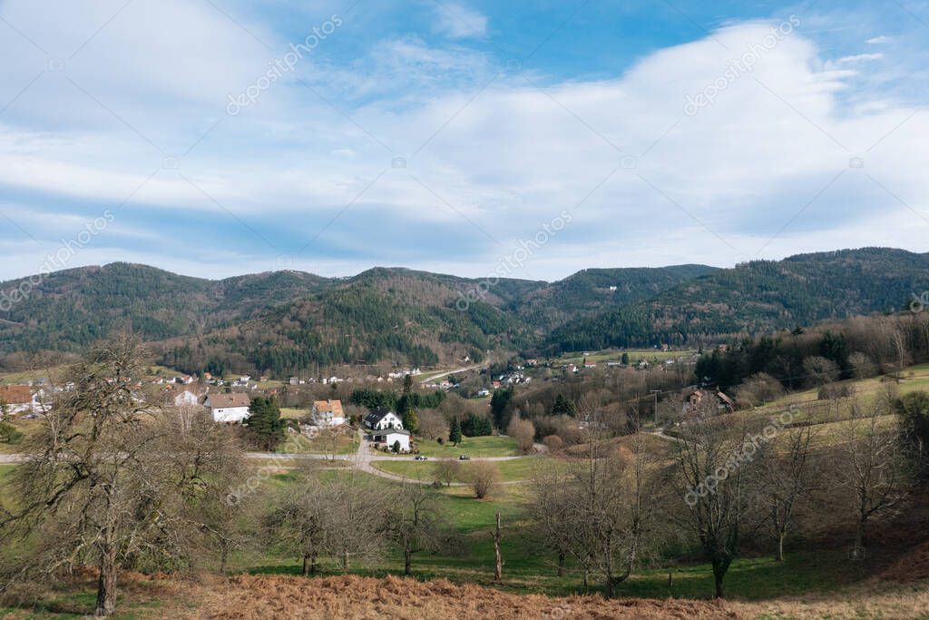 Vista panorámica de un pueblo en los Alpes en Alemania en primavera con ...