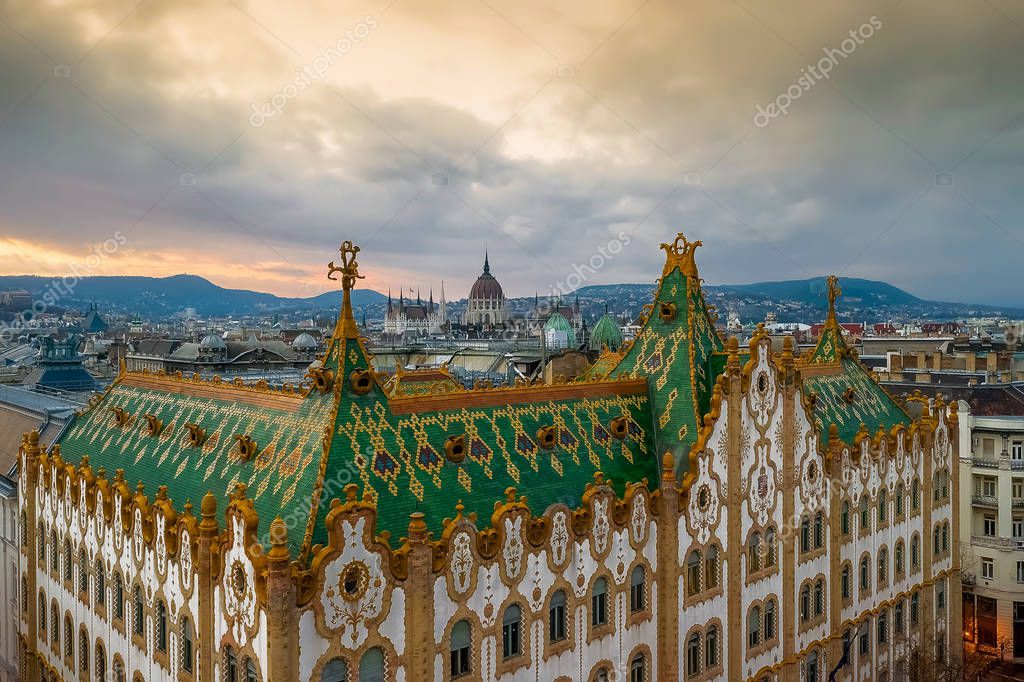 Increíble techo en Budapest, Hungría. Edificio del Tesoro del Estado ...