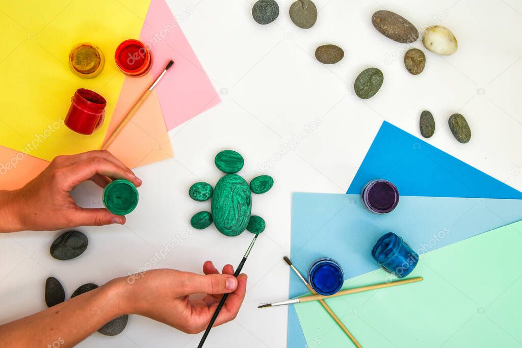 Pintar una tortuga verde roca en una piedra paso a paso. Proyecto de ...
