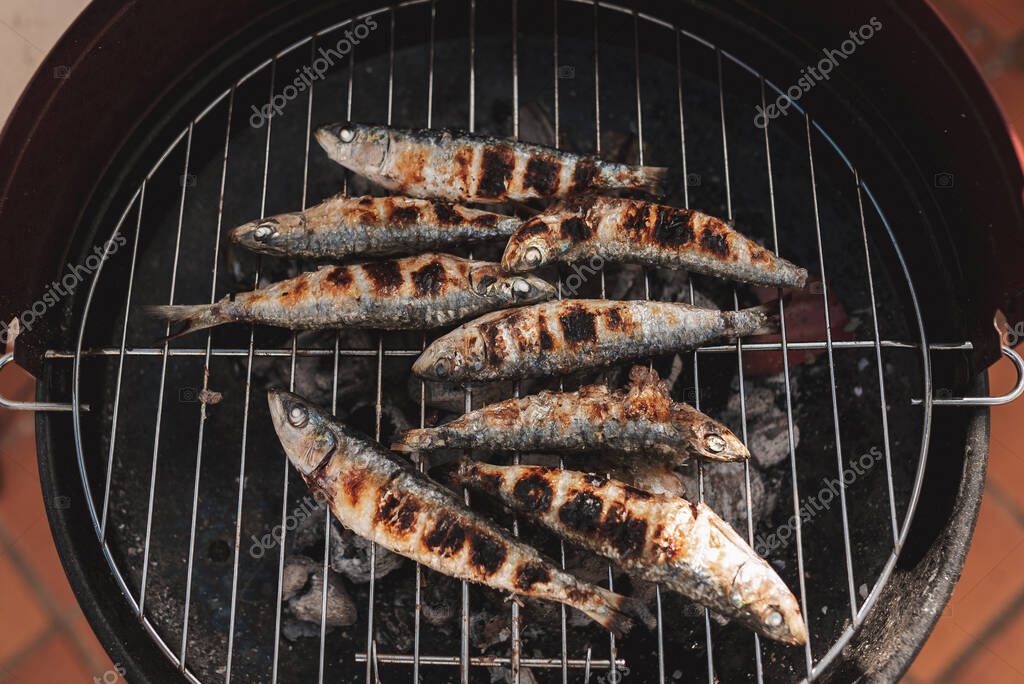 Sardinas recién asadas en una barbacoa. Comida a la plancha. Sardinas a ...