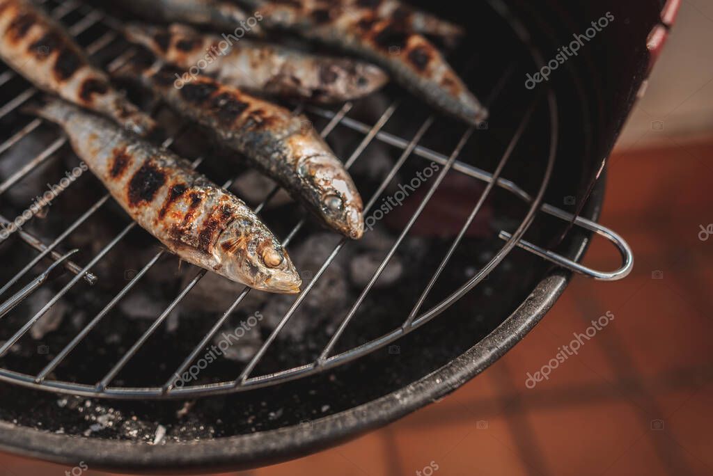 Sardinas recién asadas en una barbacoa. Comida a la plancha. Sardinas a ...