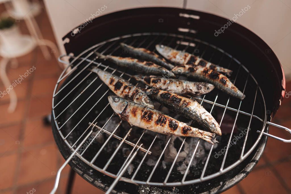 Sardinas recién asadas en una barbacoa. Comida a la plancha. Sardinas a ...