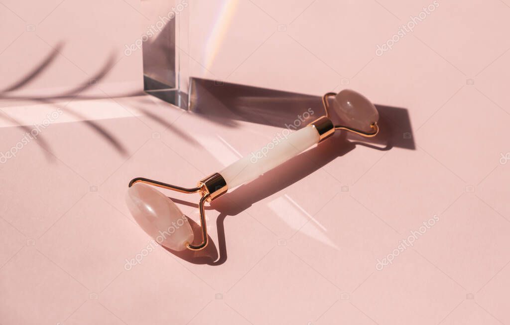 Rodillo de cuarzo de masaje para la cara de la nefritis natural rosa. Cuidado de la piel masaje ...