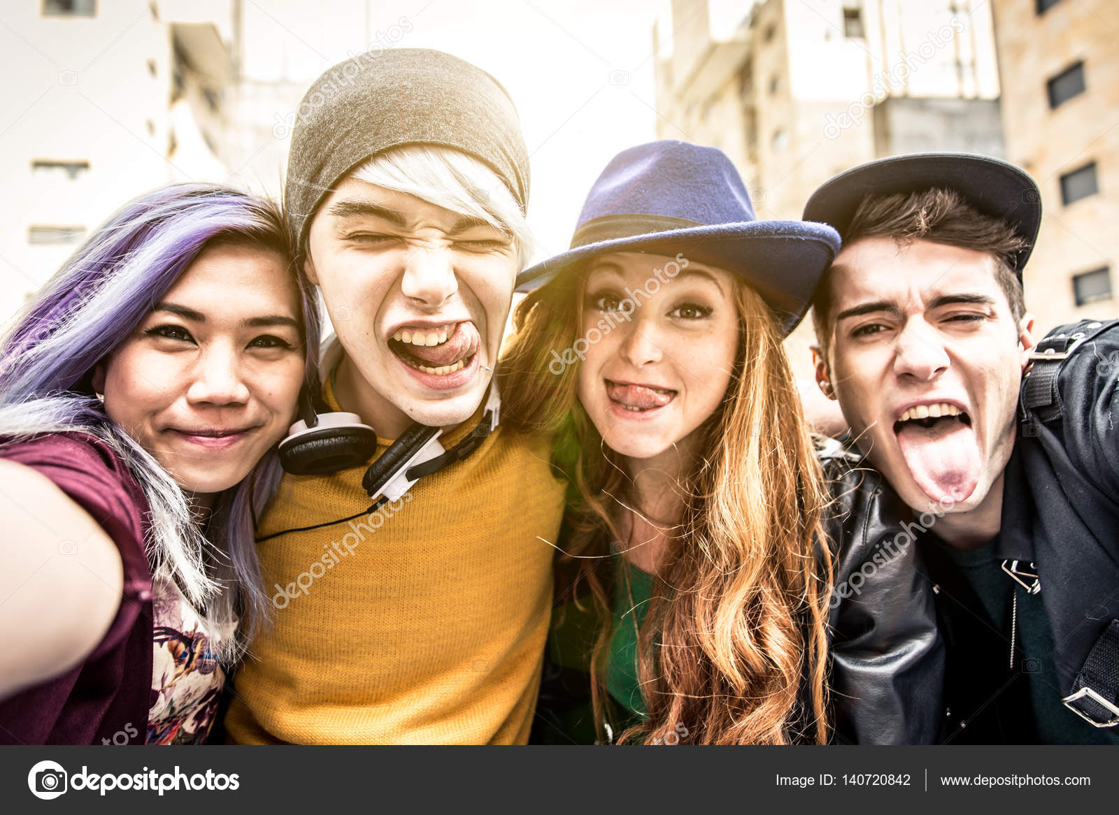 Retrato De Adolescentes Con Caras Divertidas Fotografía De Stock