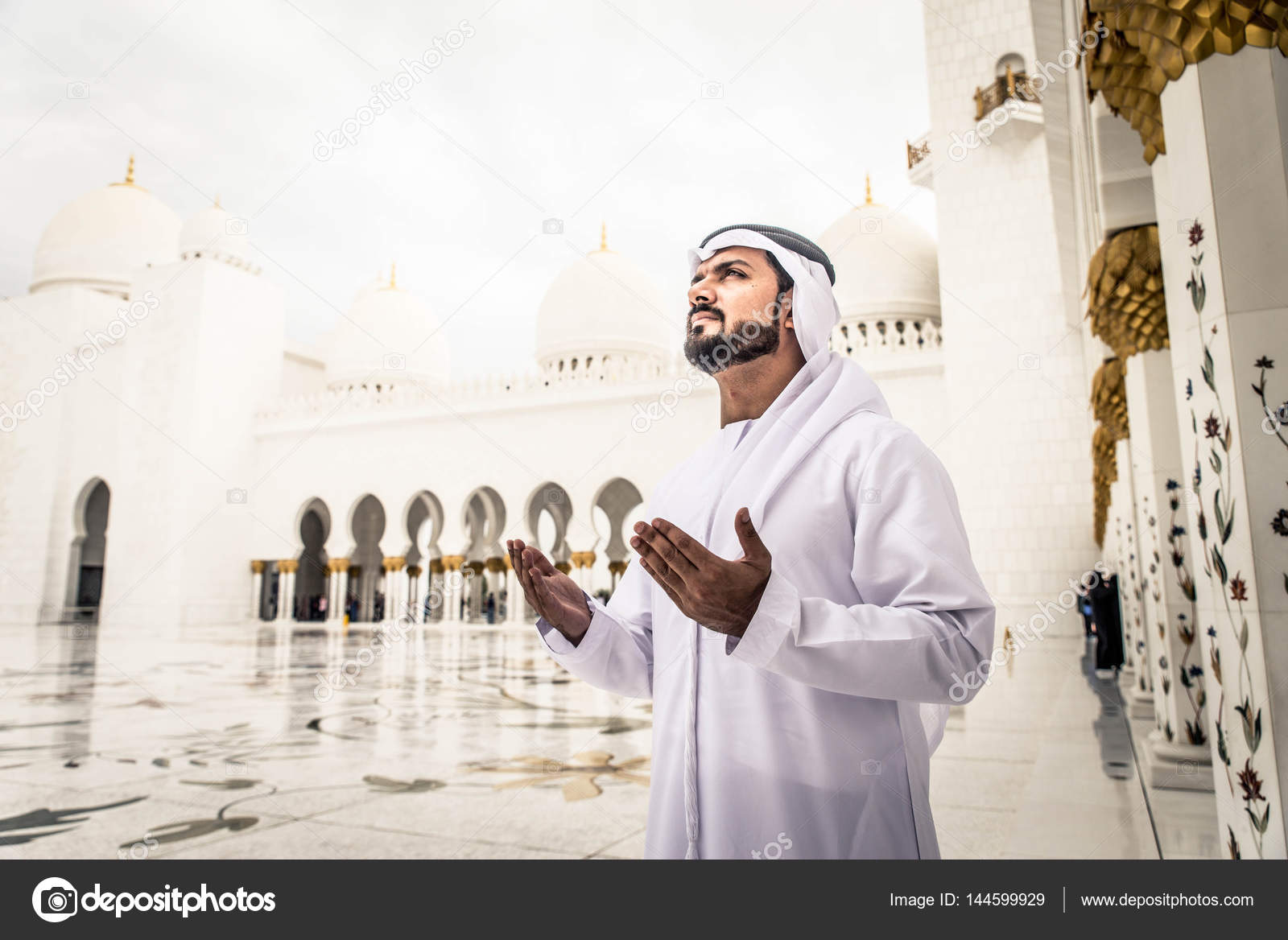Arabic man at Sheikh Zayed mosque – Stock Editorial Photo ...