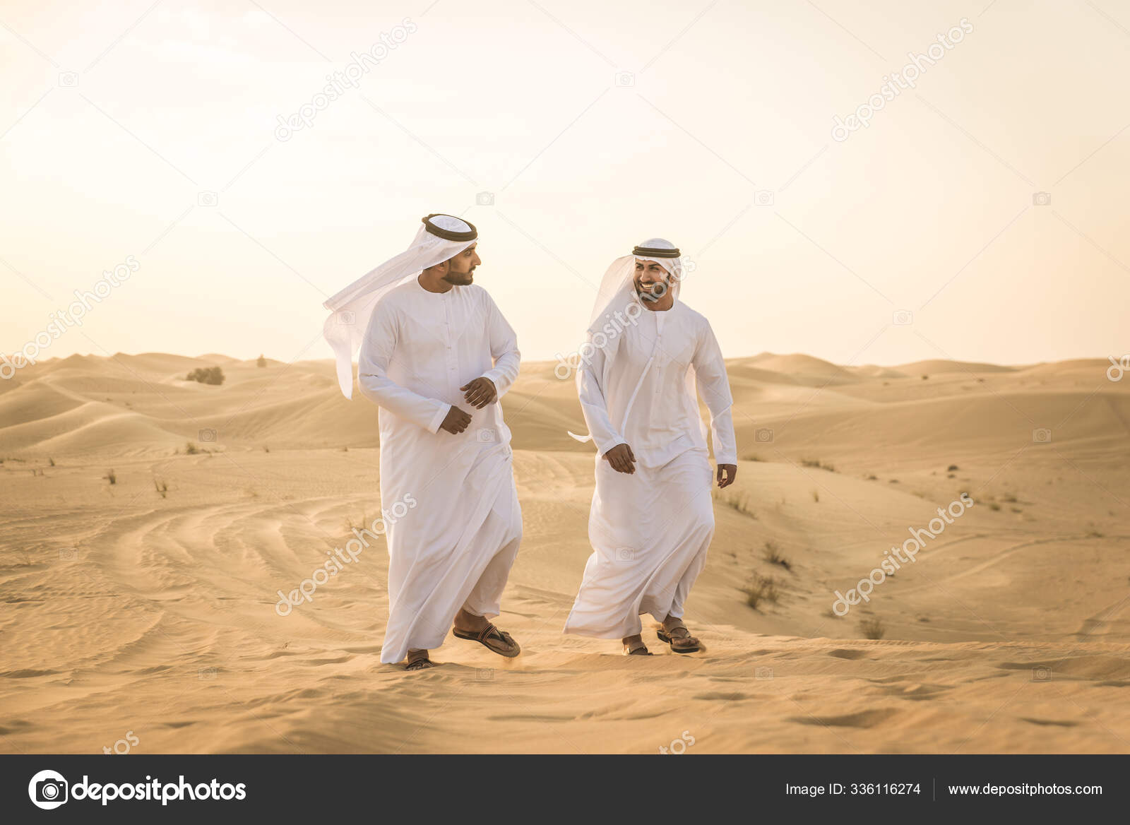 Homens árabes no deserto — Fotografia de stock © oneinchpunch #336116274