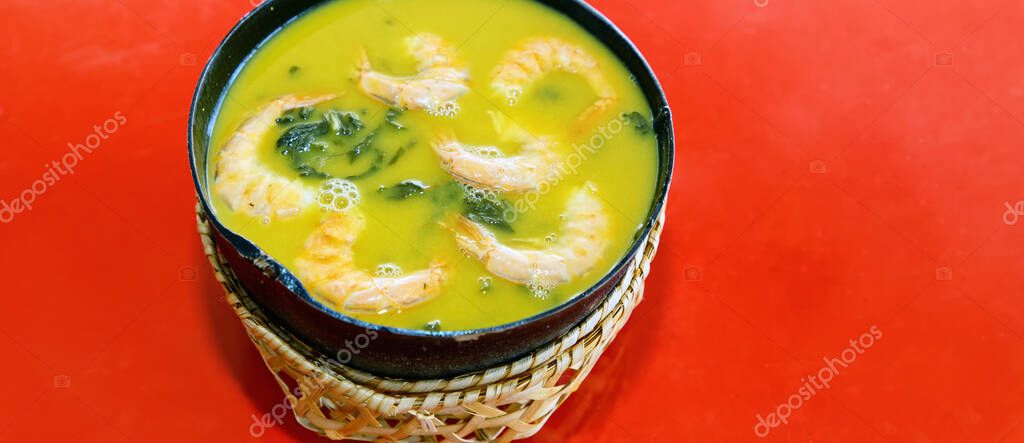 Tacaca servía en un recipiente una comida típica amazónica elaborada ...