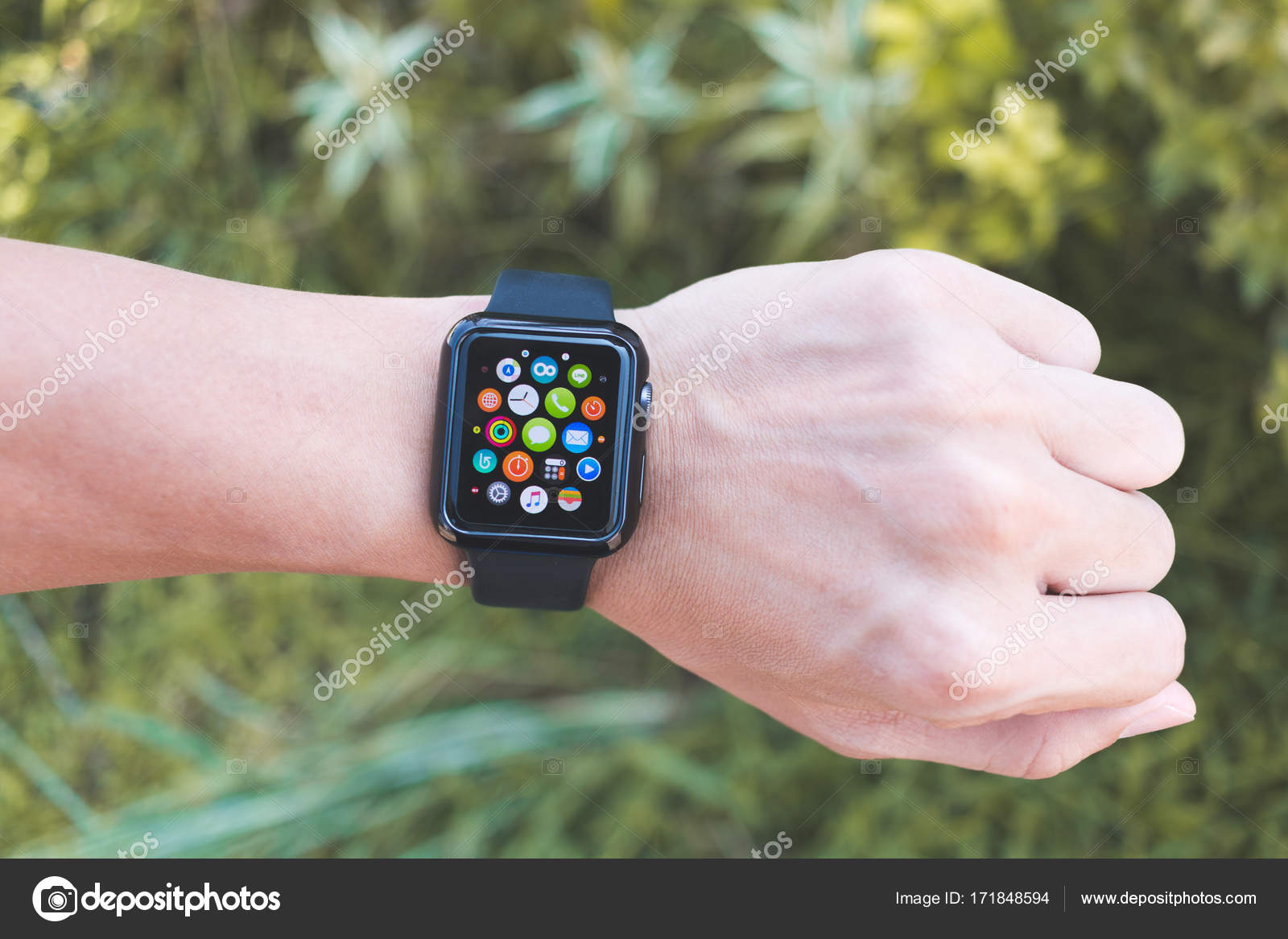Man wearing Apple watch Series 3 (GPS) With Multiple Apps View. — Stock ...
