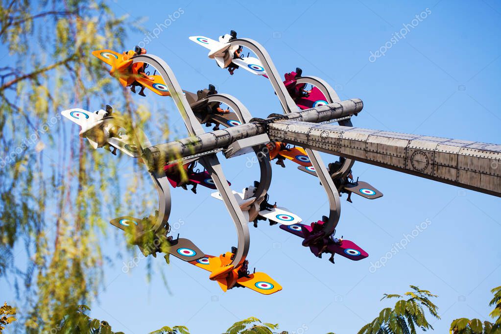 Montar en una atracción en forma de avión. Parque de atracciones en ...