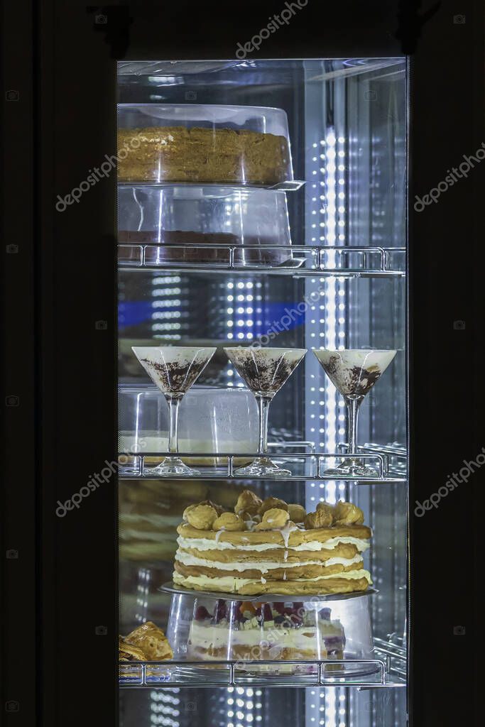 Refrigerador en el que se venden productos de confiter a 2024