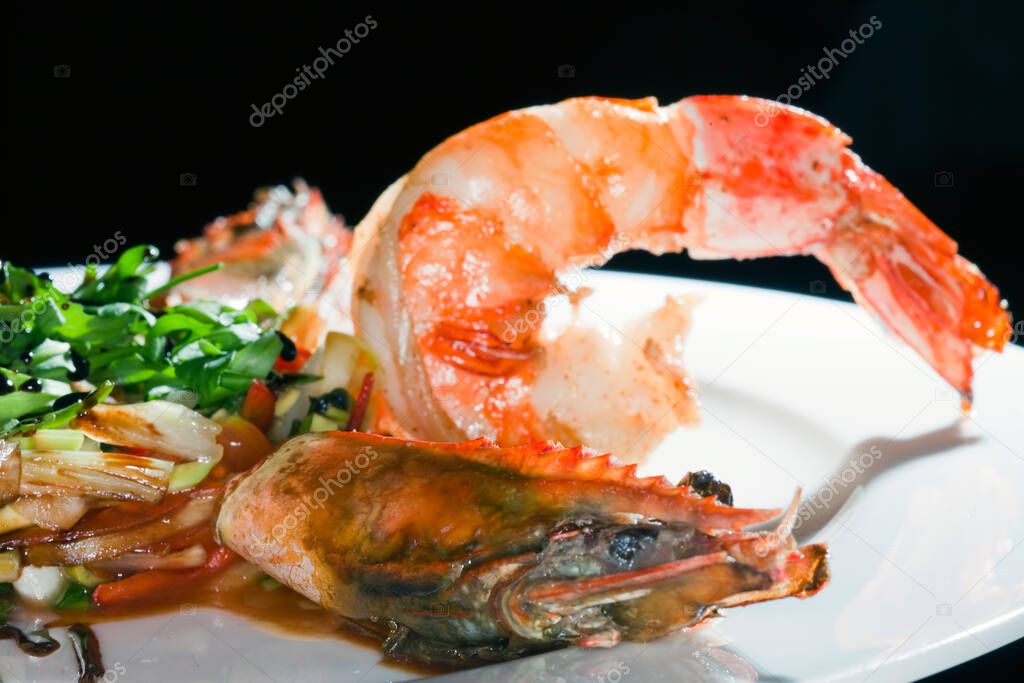 macro langostinos forrados con hierbas en un plato blanco sobre un ...