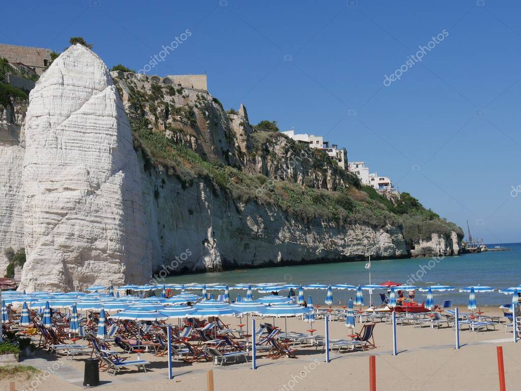 Vieste - Pizzomunno monolito en la playa con el centro histórico ...
