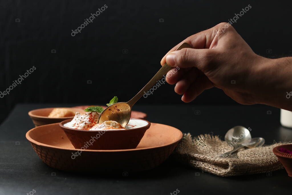 Snack indio conocido como Besan laddoo o gram Dahi vada (Bolas fritas ...