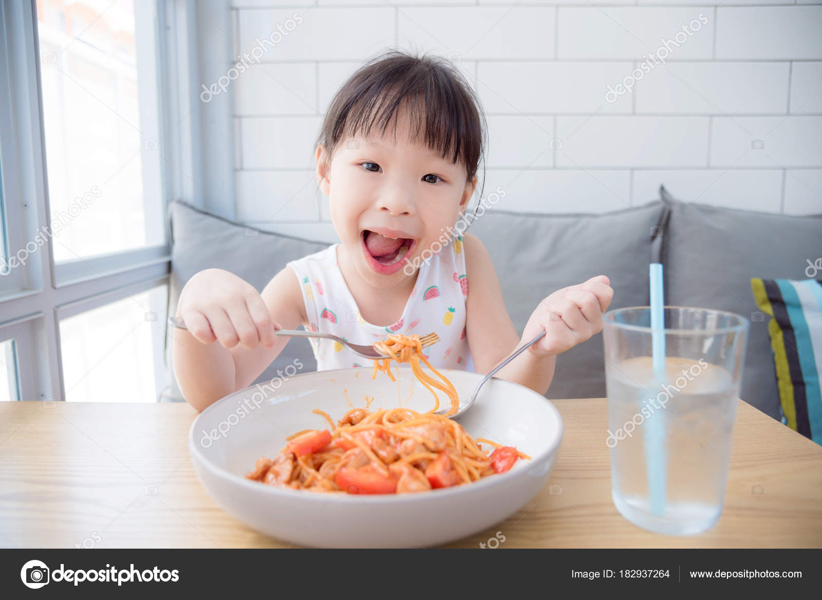 Little girl using fork eating spaghetti by herself — Stock Photo ...