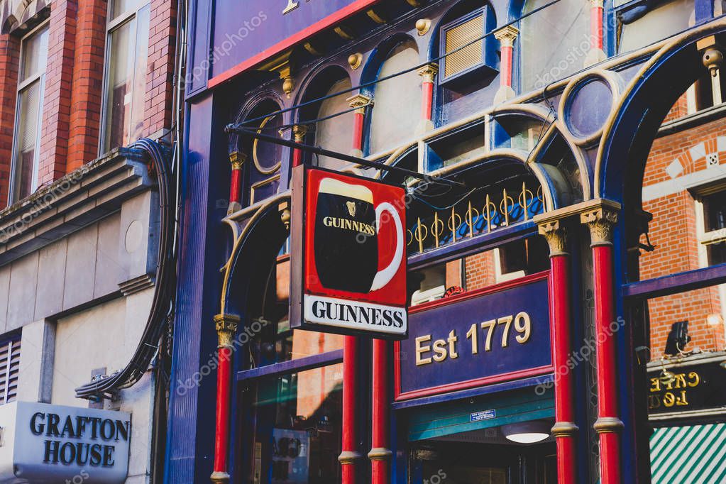 Traditional Irish pubs along the streets of Dublin city centre – Stock ...