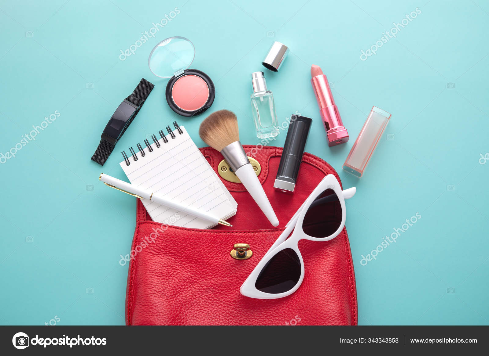 Открытая женская сумка с вещами на синем фоне стоковое фото ©myshot ...