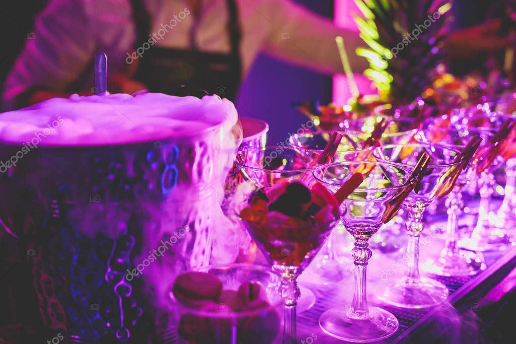 Vista de la configuraci n de alcohol en la mesa de banquete de catering ...