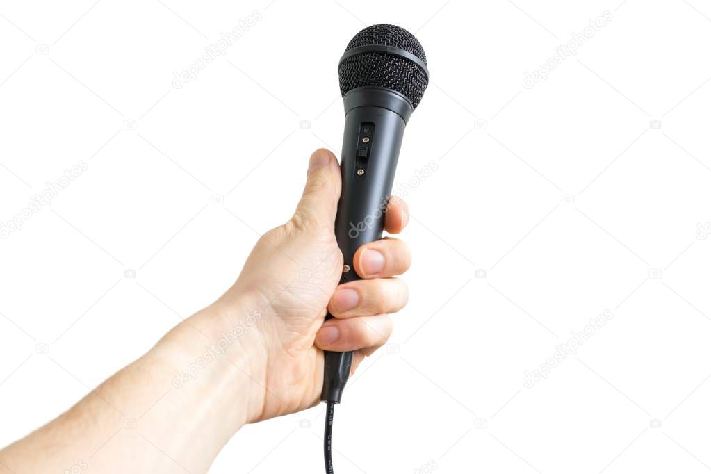 El reportero tiene el micrófono en la mano. Aislado sobre fondo blanco ...
