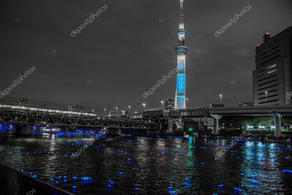Tokyo Sky Tree y la luz que fluye a través del río Sumida (luciérnaga ...
