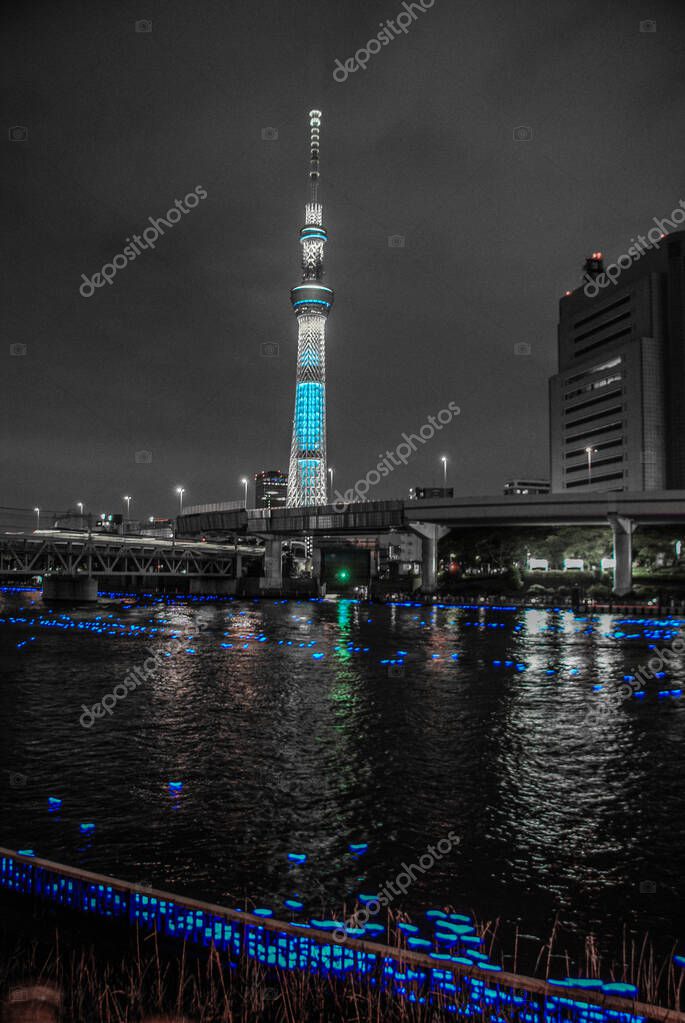 Tokyo Sky Tree y la luz que fluye a través del río Sumida (luciérnaga ...