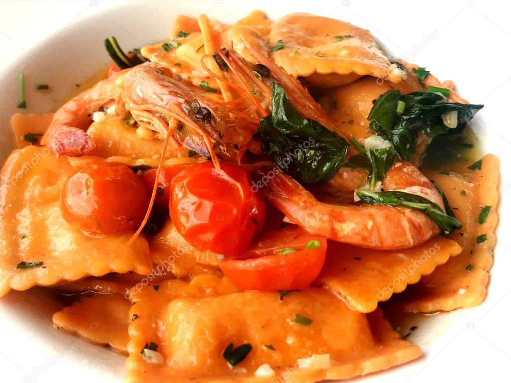 Deliciosos ravioles verdes y rojos con salsa de pesto 2023