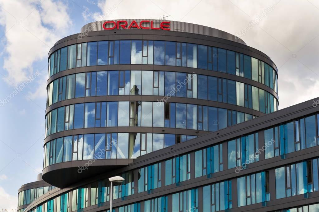 Logotipo de la compañía Oracle en el edificio de la sede el 18 de junio ...