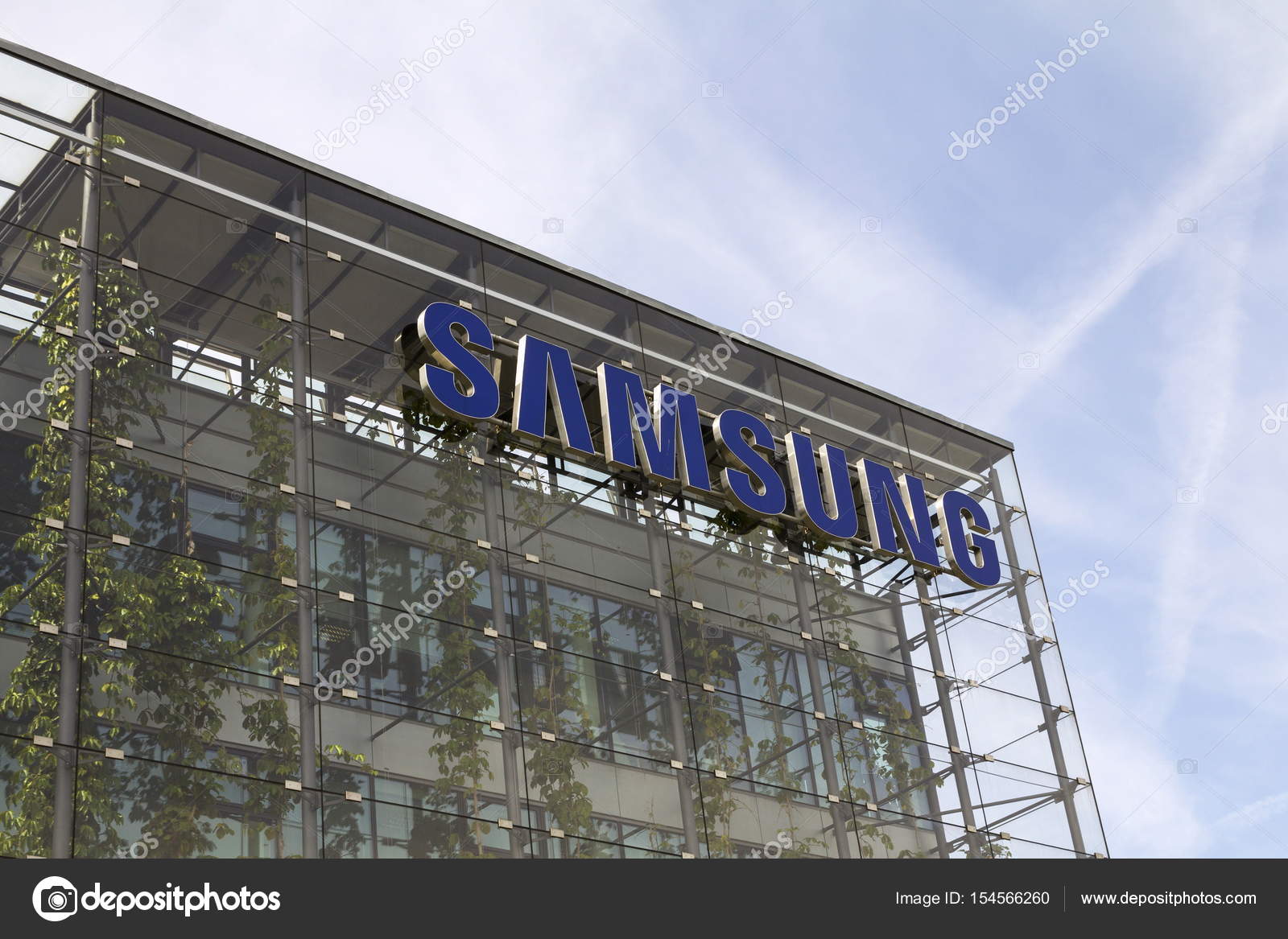 Samsung company logo on headquarters building — Stock Editorial Photo ...