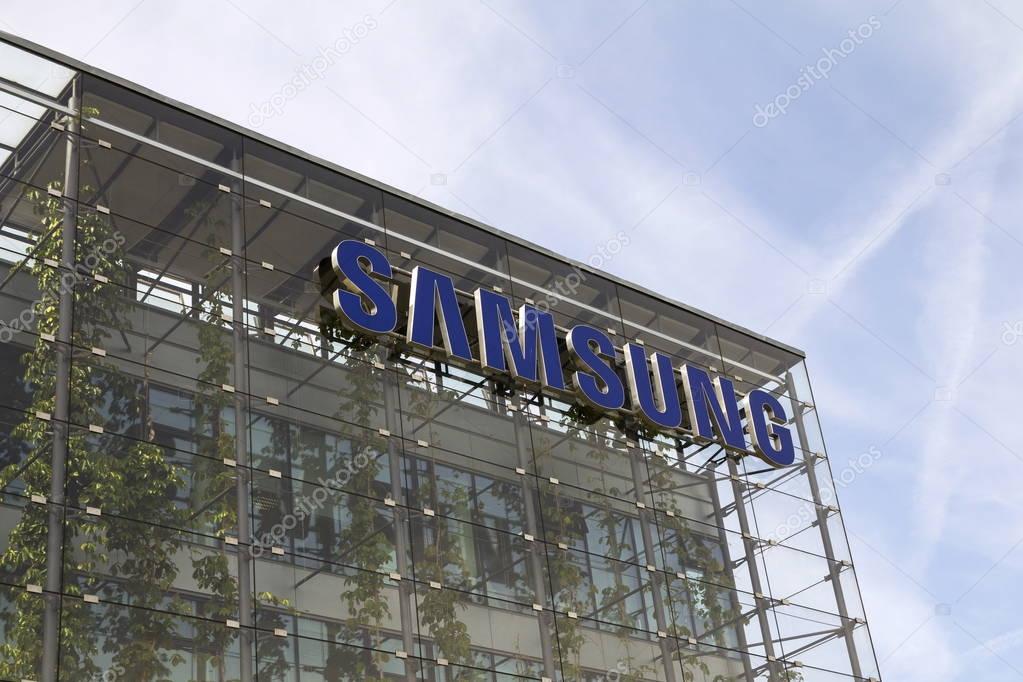 Logo de la empresa Samsung en el edificio central 2023