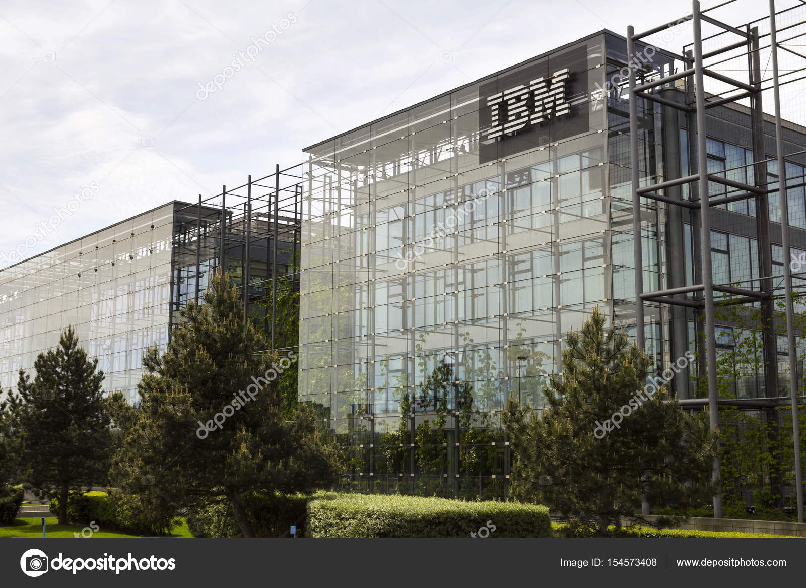 IBM company logo on headquarters building — Stock Editorial Photo ...