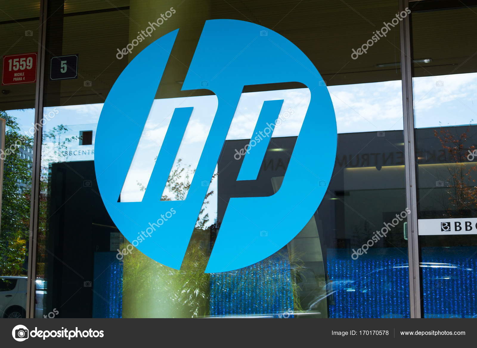 The Hewlett-Packard company logo on headquarters building — Stock ...