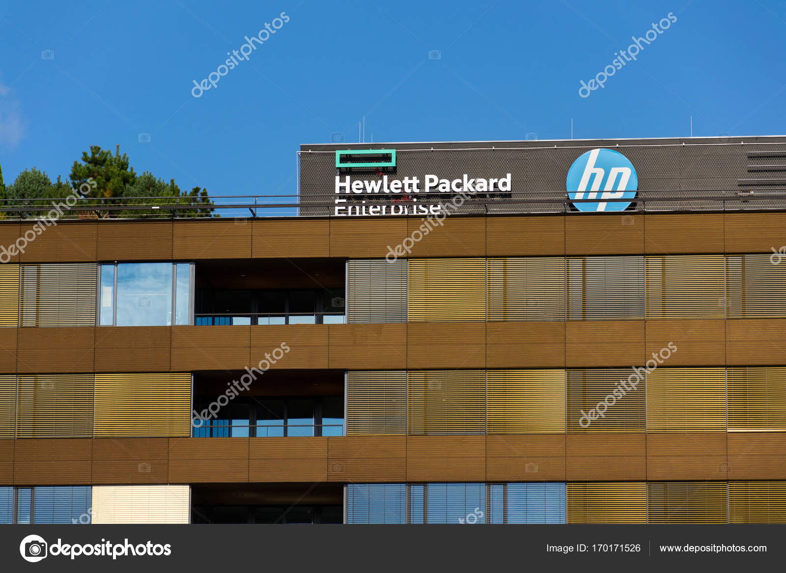 The Hewlett-Packard company logo on headquarters building — Stock ...