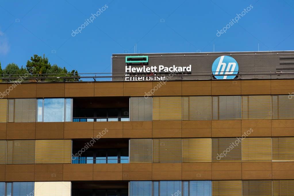 El logotipo de la empresa Hewlett-Packard en el edificio de la sede 2023