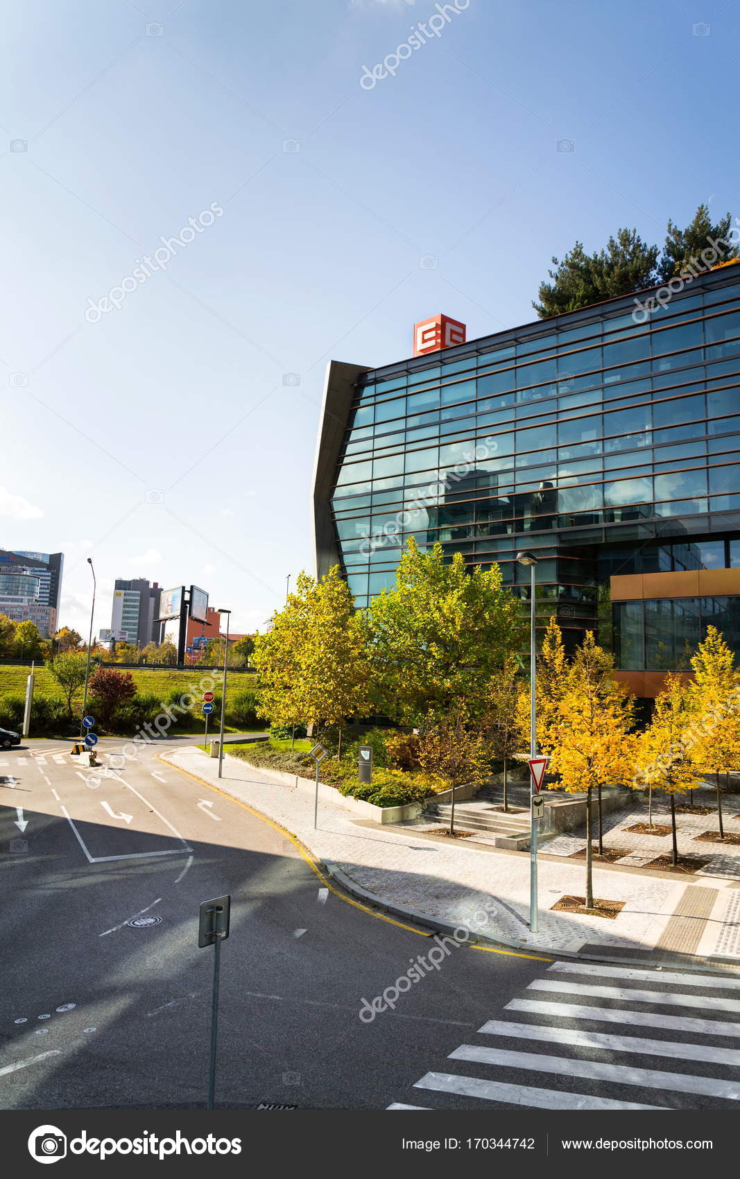 14: Логотип компании CEZ Group на здании штаб-квартиры – Стоковое ...