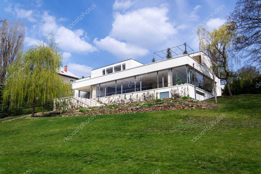 Exterior de la Villa Tugendhat por el arquitecto Ludwig Mies van der ...