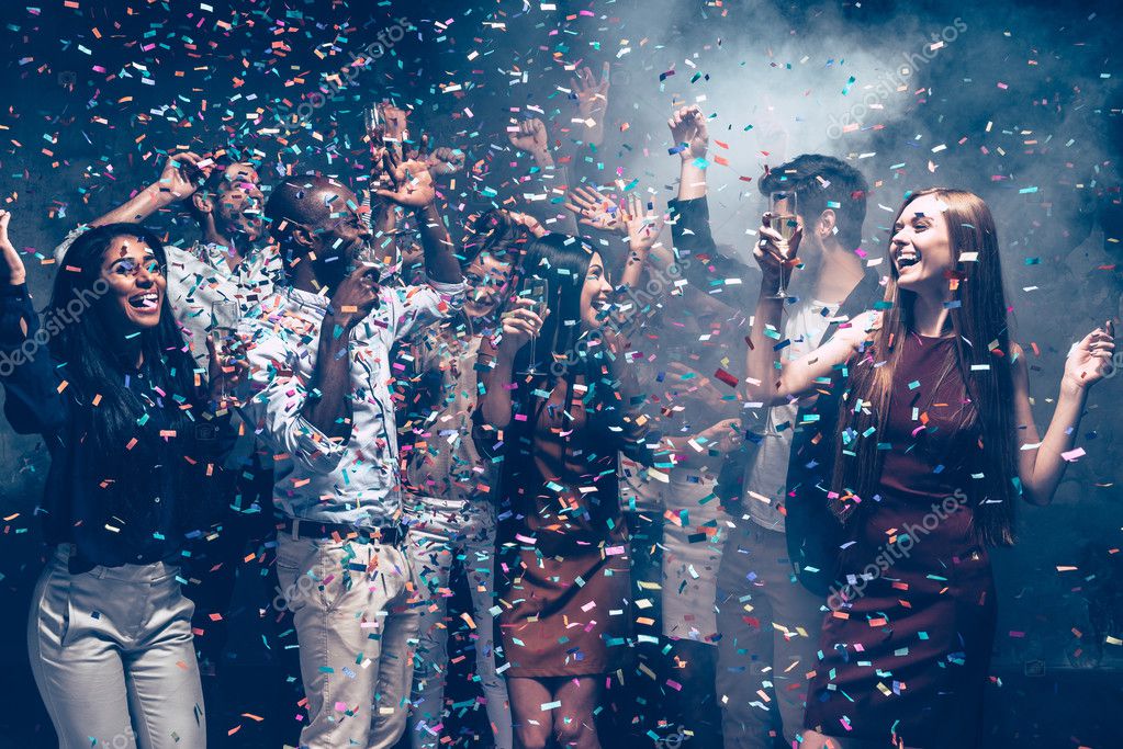 ludzie tańczą na imprezie z konfetti — Zdjęcie stockowe © gstockstudio ...