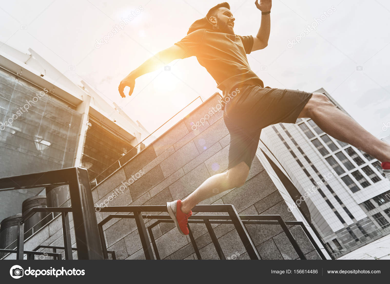 Hombre activo saltando en las escaleras: fotografía de stock ...