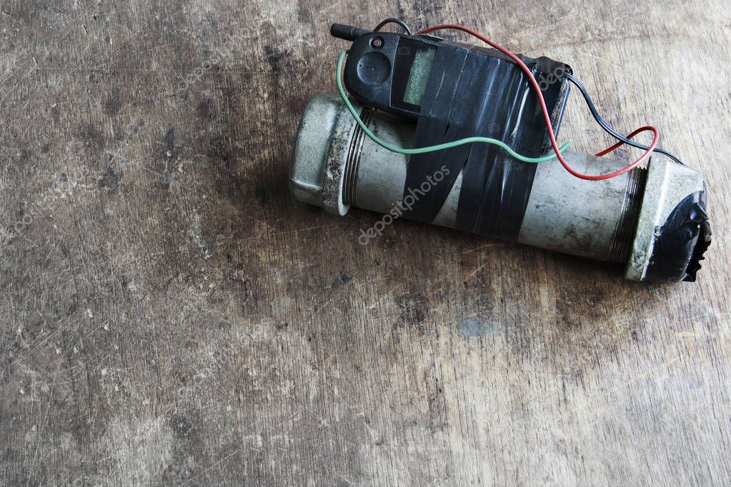 Explosivo de tuber a de acero (IED) se enciende por tel fono celular. 2024