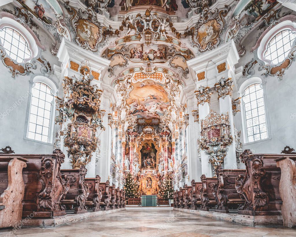 Vista del pasillo de fachada de estilo rococó adornos al aire libre ...
