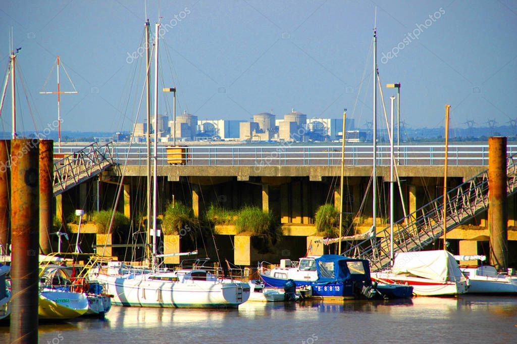 En el puerto de paulliac se puede ver la central nuclear de blaye a ...