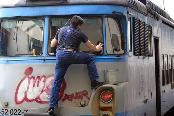 Guy jumps in front of train peru images libres de droit, photos de Guy ...