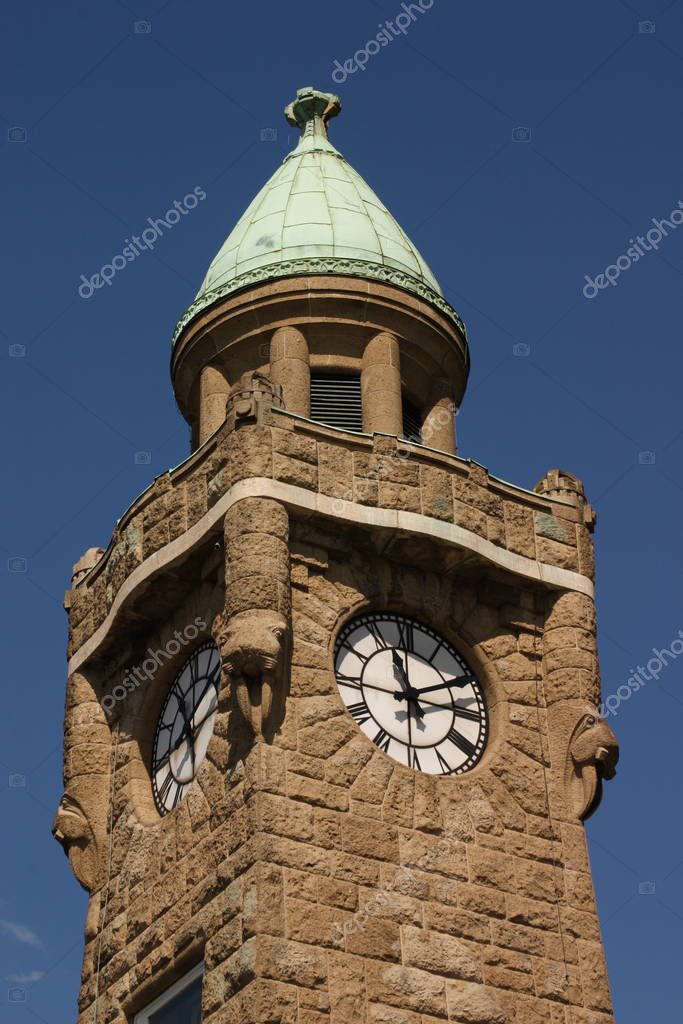 torre reloj en el antiguo túnel del río Elba 2022