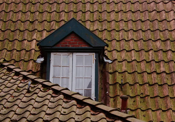 Ventanas de gablete fotos de stock, imágenes de Ventanas de gablete sin ...